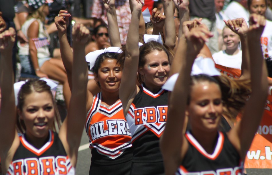 Huntington Beach Parade – Huntington Beach High School Cheerleaders ...