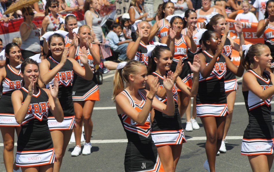 Huntington Beach Parade – Huntington Beach High School Cheerleaders ...