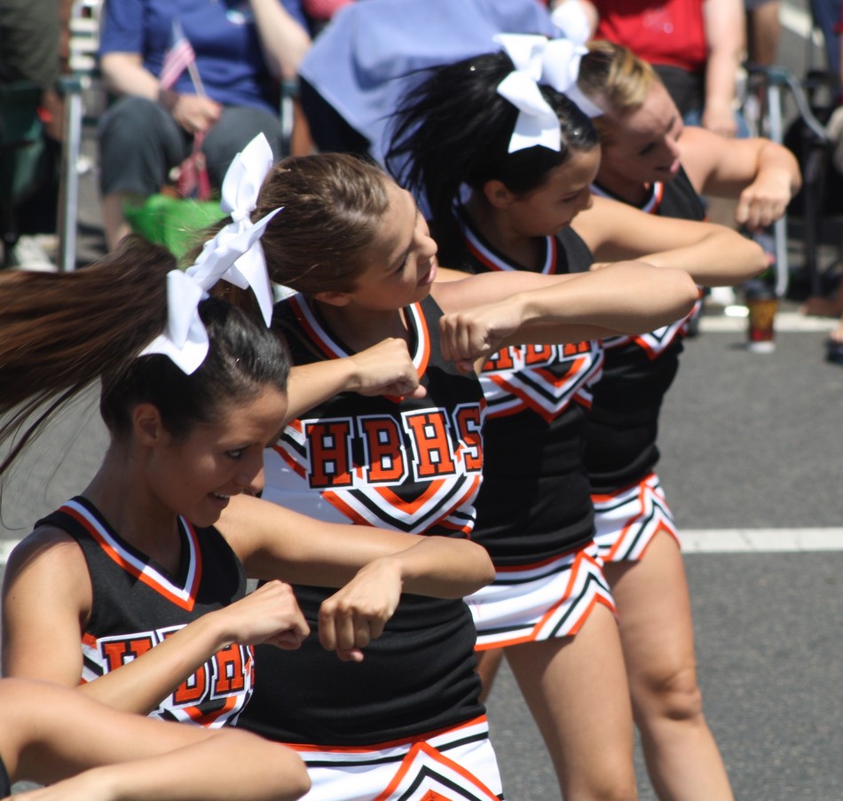 Huntington Beach Parade – Huntington Beach High School Cheerleaders ...